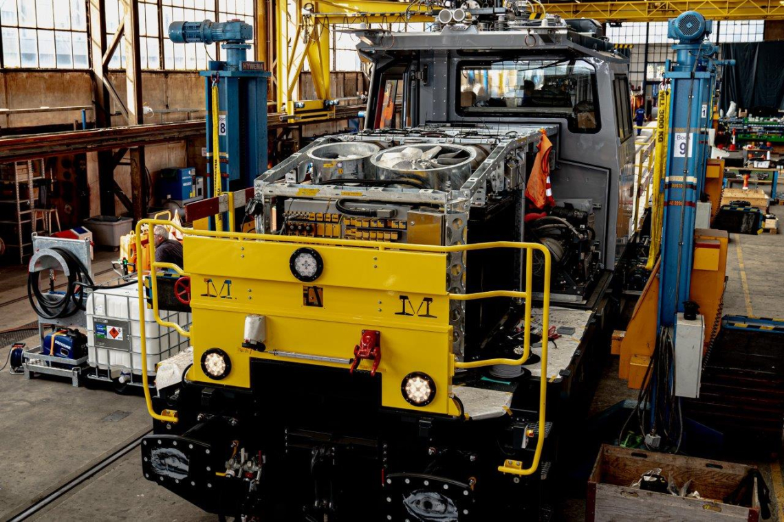 Müller Technologie AG baut innovative Tribrid-Lokomotive Aeam 841