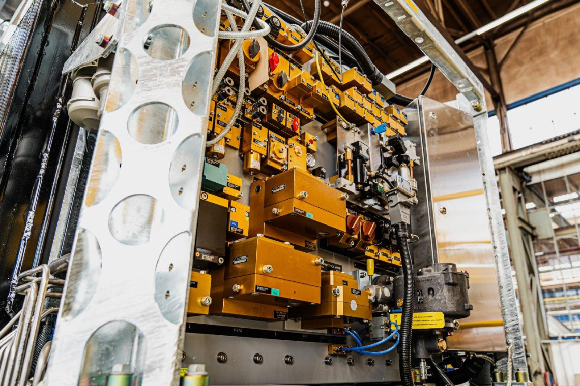 Müller Technologie AG baut innovative Tribrid-Lokomotive Aeam 841