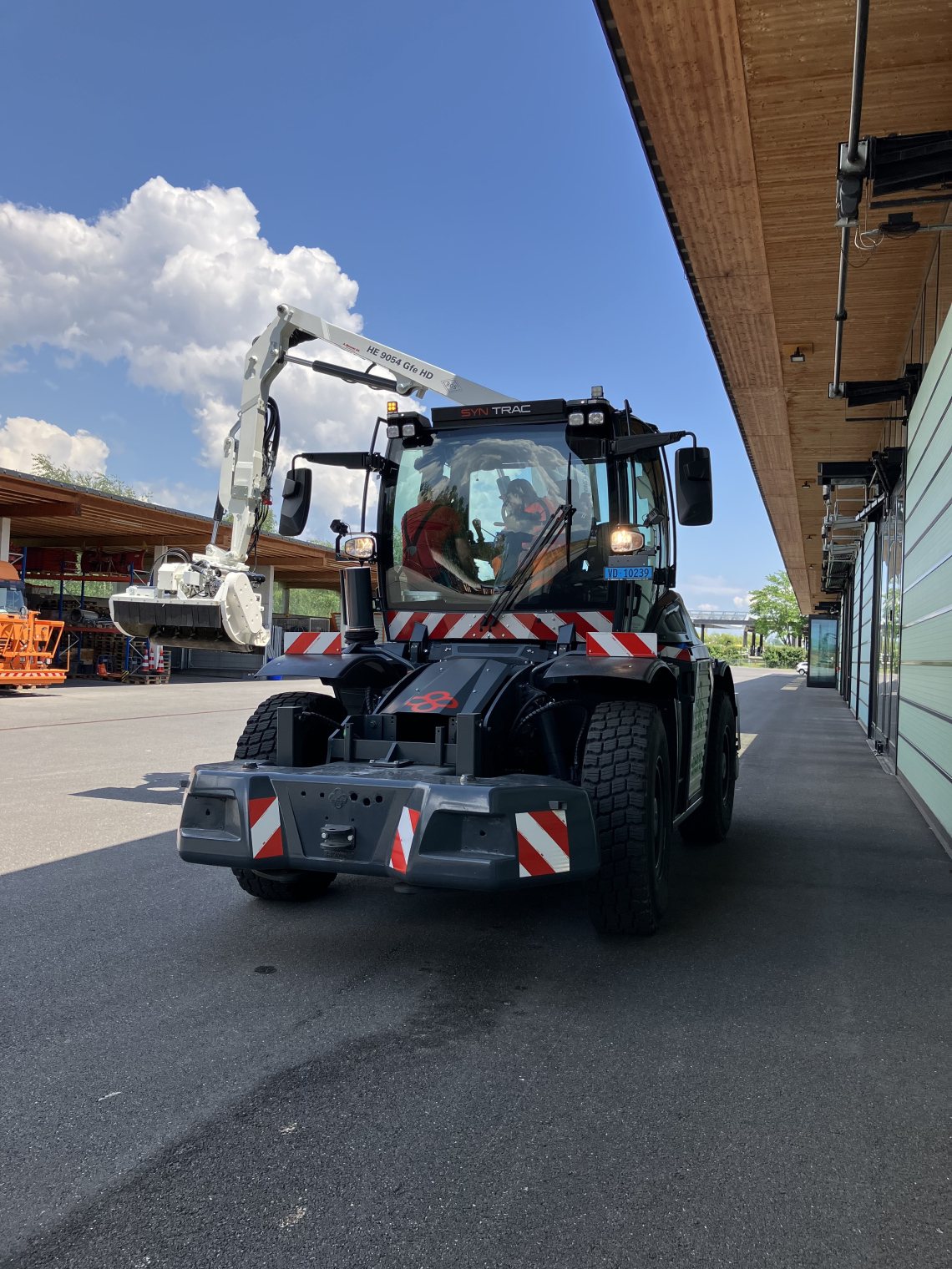 Siera steigert weiter die Effizienz ihrer SYN TRAC mit Bos-Ausleger und ...