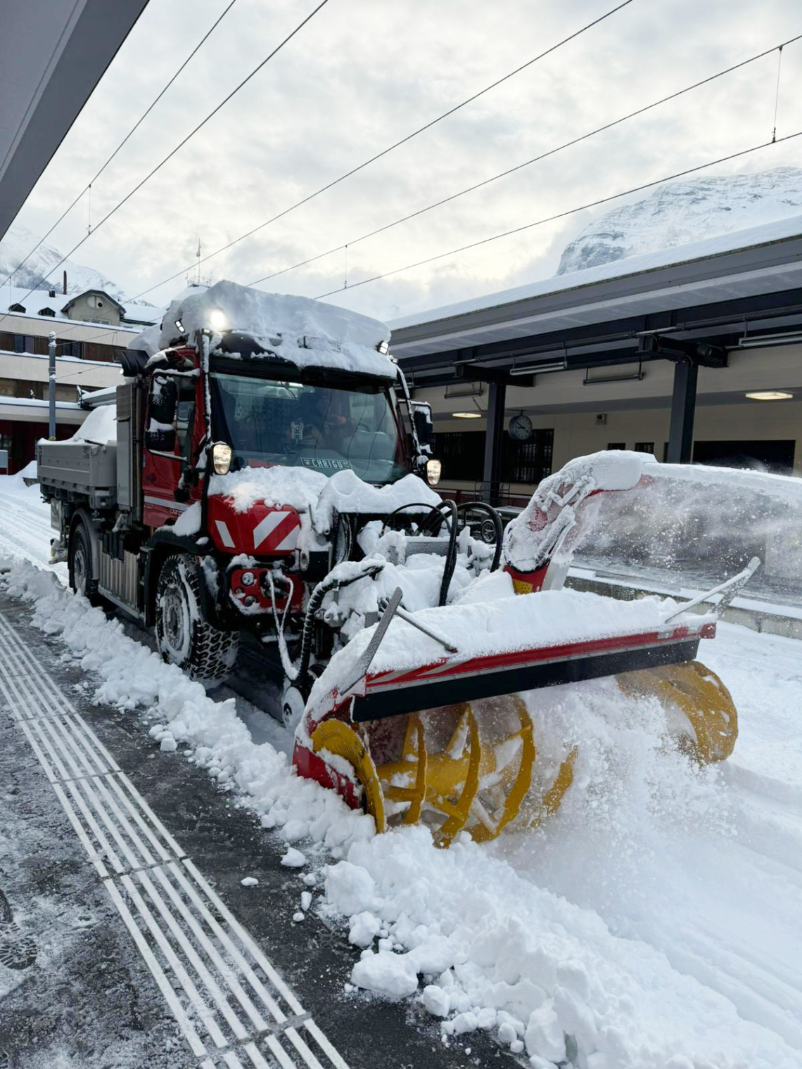 Zweiwege-Unimog im Winterdienst